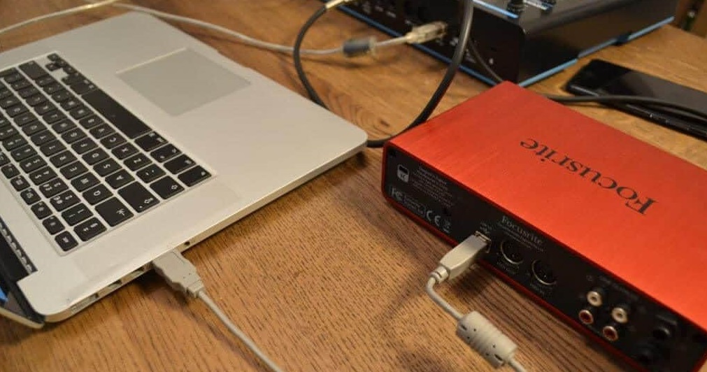 How Can You Connect Your Laptop to an Amplifier? | DSLR Dynamics